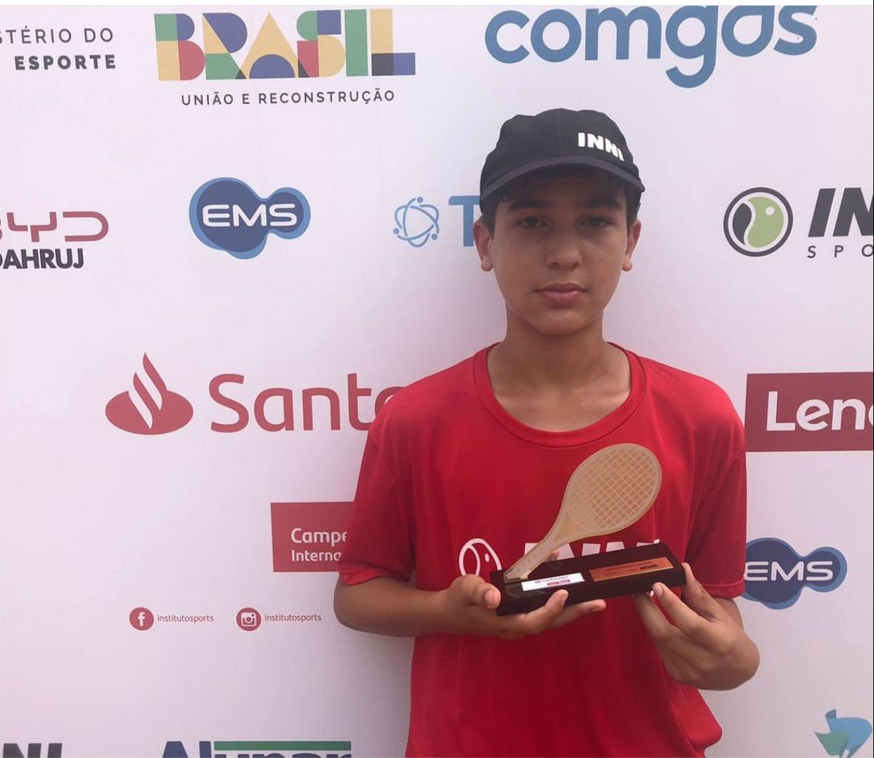 Aos 15 anos, João Vitor Franco atua como boleiro no ATP Challenger de ...